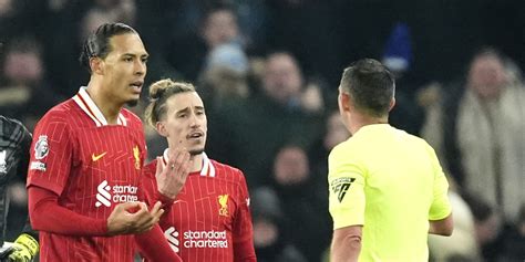 What Virgil Van Dijk Told Michael Oliver After Everton 2 2 Liverpool