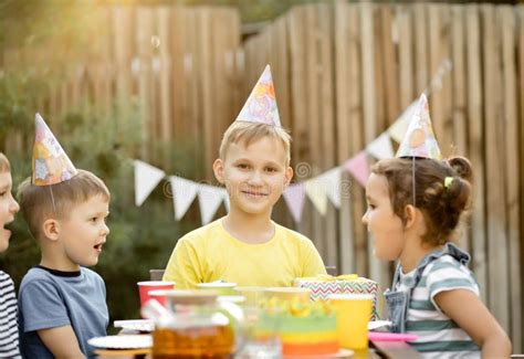 Schattige Negenjarige Jongen Die Zijn Verjaardag Viert Met Familie Of