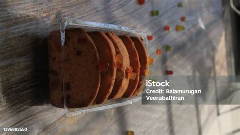 집에서 만든 Tutti Frutti 설탕에 절인 과일 스폰지 케이크 테이블에 크리스마스에 대 한 다채로운 배경 0명에 대한 스톡 사진 및 기타 이미지 Istock