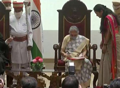 आनंदीबेन पटेल ने मध्यप्रदेश के राज्यपाल का कार्यभार संभाला