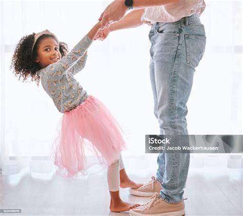 행복하고 춤을 추고 아버지와 함께 거실에서 춤을 추고 사랑하고 가족과 함께 집에서 즐거운 시간을 보내는 소녀 초상화 가족 및 부모가 어린이 댄서 사랑 보살핌 및 지원을