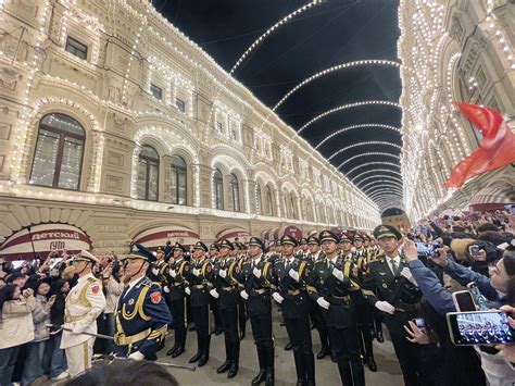 တရုတ်ပြည်သူ့လွတ်မြောက်ရေးတပ်မတော် ဂုဏ်ပြုတပ်ဖွဲ့မှ တပ်ခွဲများသည် ဆိုဗီယက် ယူနီယံ မဟာ မျိုးချစ်စစ