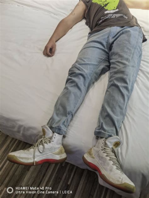 握着球鞋吃臭脚 on Twitter 直男的长相身材和肉质不总是最好的但他们一定是最新鲜的 好不容易怂恿这个大哥白天出来喝酒还