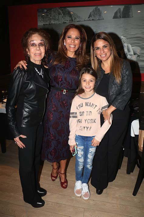Iliana Calabró festejó su cumpleaños con su familia y el elenco completo de Abracadabra Infobae