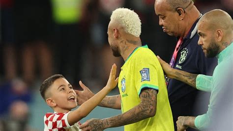 Video Mondial 2022 Neymar Consolé Par Le Fils Dun Joueur Croate