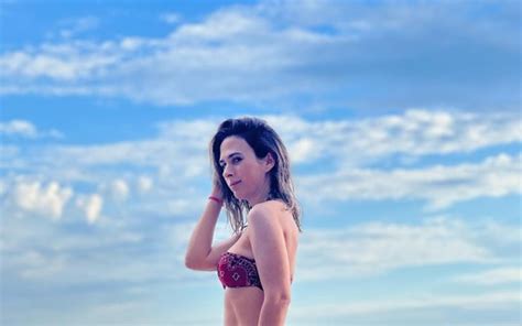 Tata Werneck rouba a cena ao fazer pose em frente ao espelho biquíni Vogue celebridade