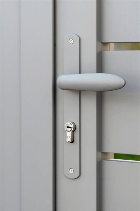Poignée laquée à la couleur du portail Portail aluminium Portail ajouré Portail