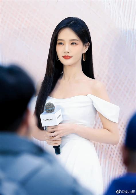 今日线下活动状态好好啊，一袭抹胸白色长裙好美啊！