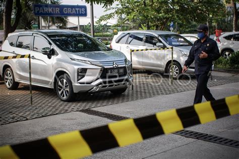 PENERAPAN JAGA JARAK ANTARA MOBIL DI AREA PARKIR ANTARA Foto