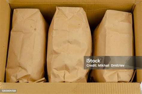 생태 포장 및 타레 개념 종이 봉투에 포장 된 물건으로 골판지 상자를 엽니 다 3가지 개체에 대한 스톡 사진 및 기타 이미지 3가지 개체 가득 찬 가방 Istock
