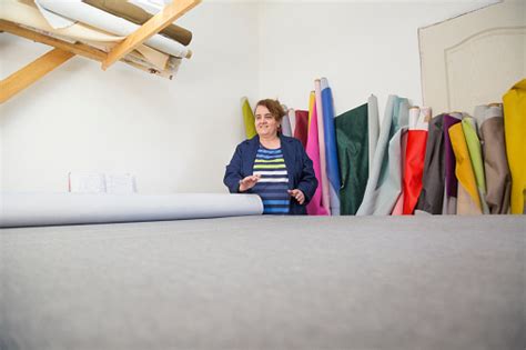 가구 공장에 있는 이전 여자는 측정 하 고 절단을 위한 회색 물자를 준비 하 고 있습니다 가구에 대한 스톡 사진 및 기타 이미지