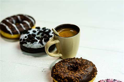 흰색 나무 테이블에 화려한 도넛과 커피 컵 글레이즈 드 스프링클과 달콤한 빵집 아침 식사 개념 복사 공간이 있는 맨 위 보기 0명에 대한 스톡 사진 및 기타 이미지 Istock