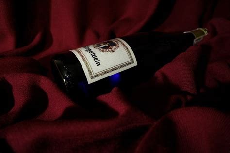 Эстетика красного. Вино. Минимализм. Фотография. | Wine bottle, Wine ...
