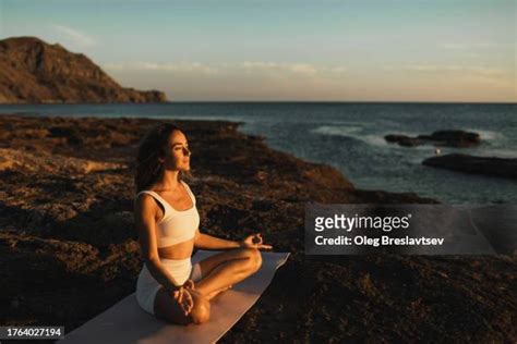 46 313 Beautiful Crossed Legs Photos Et Images Haute Résolution Getty
