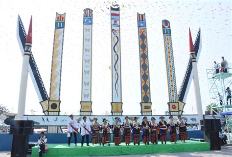 နိုင်ငံတော်စီမံအုပ်ချုပ်ရေးကောင်စီအဖွဲ့ဝင် ဒေါ်ဒွဲဘူ၊ တိုင်းရင်းသားလူမ