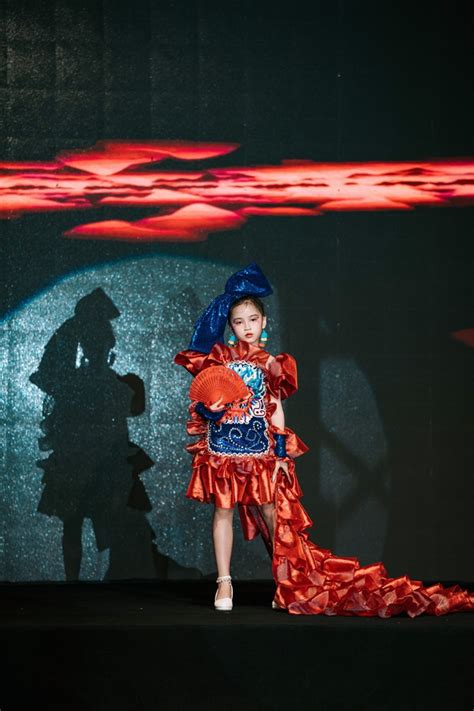 Siêu Mẫu Đình Quyền Làm Vedette Trong Ndq Fashion Show Tại Công Viên