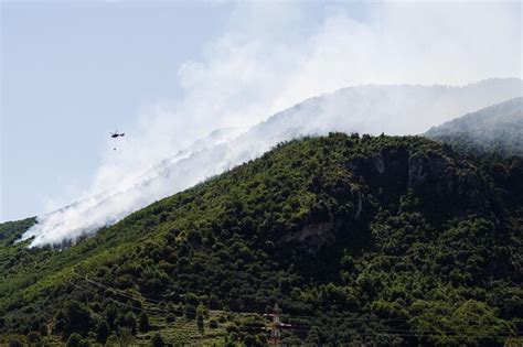 Santantonio Abate Campania Italy의 산에서 산불에 물을 떨어뜨리는 소방 헬리콥터 프리미엄 사진