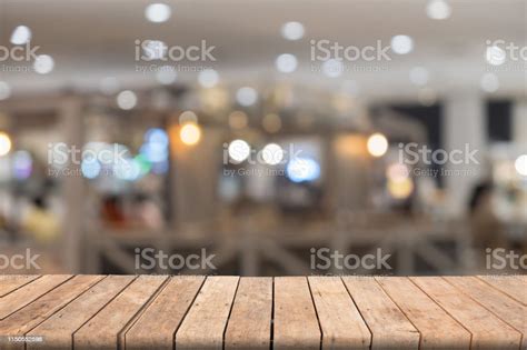 프레 젠 테이 션 및 광고 제품 및 템플릿 웹 사이트 배너에 대 한 전면 흐리게 화려한 배경에서 갈색의 빈 나무 테이블 0명에