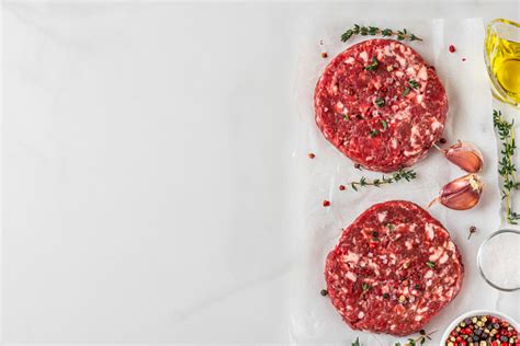 신선한 생 다진 고기 쇠고기 버거 패티 에 흰색 배경 향신료와 허브 요리에 대 한 클로즈업에 대한 스톡 사진 및 기타 이미지 클로즈업 흰색 0명 Istock