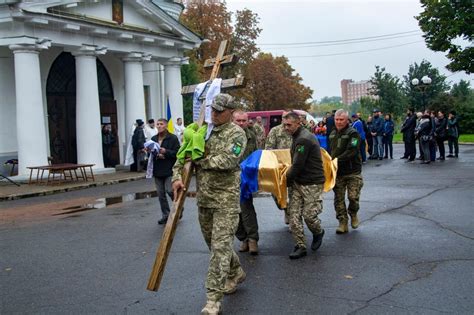 У Полтаві попрощалися з чотирма полеглими захисниками України Коло