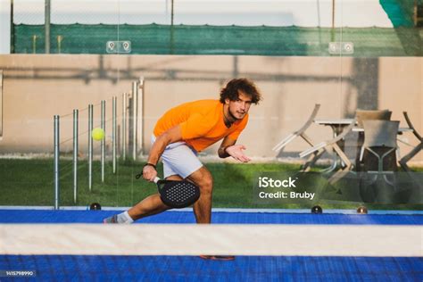 파란 잔디 파델 코트에서 파델 경기 잘 생긴 소년 선수 경기를 재생 패들테니스에 대한 스톡 사진 및 기타 이미지 패들테니스 20 29세 30 39세 Istock