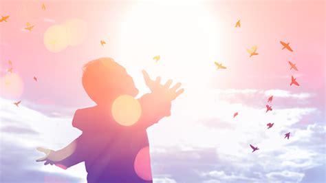 자유는 기분이 좋고 여행 모험 개념 일몰 하늘 이중 노출 화려한 보케와 새 비행 배경에 손을 상승 실루엣 남자의 공간을