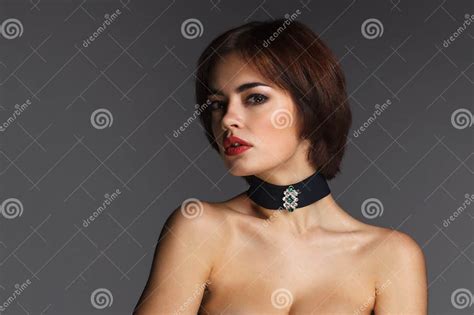 Retrato De Cerca De Una Mujer De Moda De Belleza Foto De Archivo