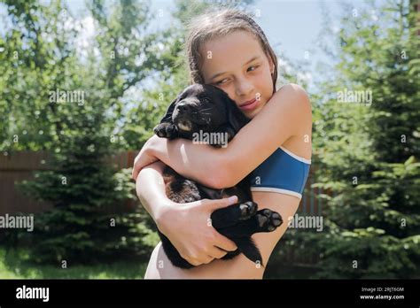 Fille avec chiot Banque de photographies et dimages à haute résolution Alamy