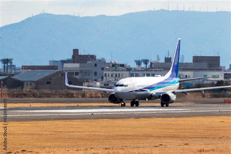 空港の滑走路を走る飛行機 Stock Photo Adobe Stock