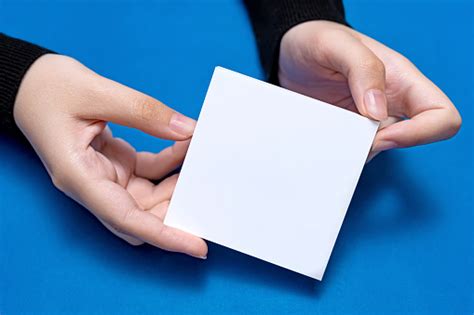 새로운 메세지 업데이트 아이디어를 작성하는 빈 메모를 들고 여자 손 레이디 팜 표시 봉투 접이식 전송 편지 게시물 주소 개념에 대한 스톡 사진 및 기타 이미지 Istock