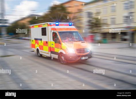 Flashing Blue Lights Ambulance Hi Res Stock Photography And Images Alamy