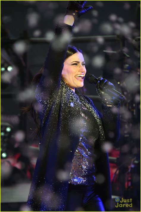 Frozen S Idina Menzel Belts Out Let It Go For New Year S Eve Watch Now Photo