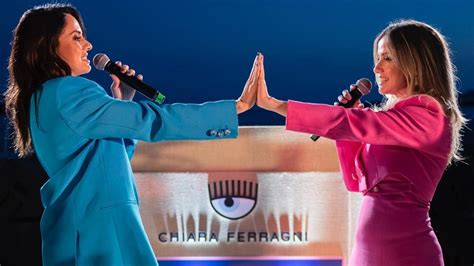 Paola E Chiara Con I Look Color Block In Celeste E Fucsia Aprono Il Chiara Ferragni Summer Tour