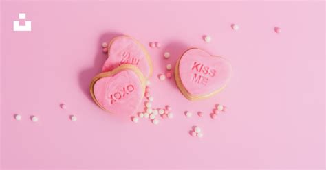 분홍색 배경에 두 개의 하트 모양의 쿠키 사진 Unsplash의 무료 분홍색 이미지