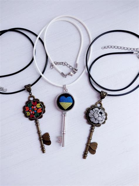 Кулон з мікровишивкою кулони — ціна 400 грн у каталозі Кулони Купити аксесуари за доступною