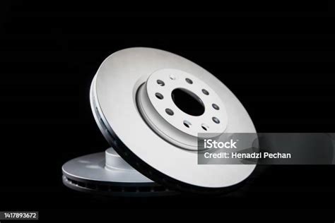 검은 배경에 자동차 브레이크 디스크 격리 디스크 브레이크 시스템 효과적인 제동 클로즈업 제동판에 대한 스톡 사진 및 기타 이미지 Istock