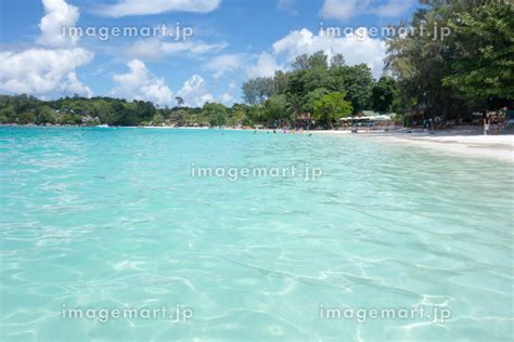 タイのリペ島のパタヤビーチの白い砂浜と青い海の写真素材 195159896 イメージマート