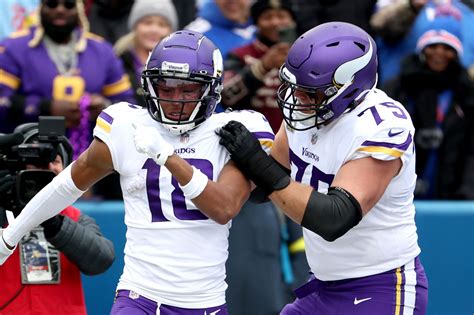 Justin Jefferson Makes Insane One Handed Catch On Fourth Down To Keep