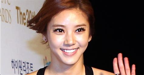 포토 손담비 깊게 파인 가슴라인
