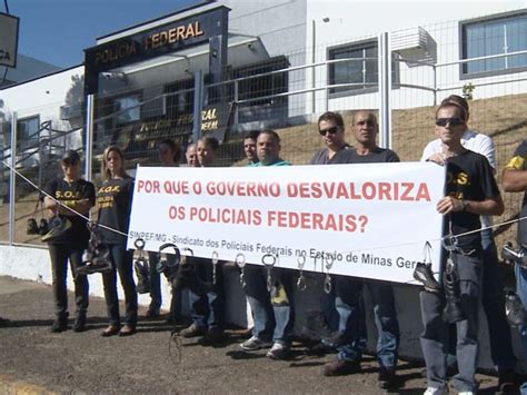G1 Agentes da Polícia Federal fazem algemaço na sede em Varginha