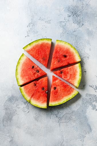 푸른 콘크리트 배경에 얼음과 신선한 수박의 조각 해독과 채식 주의 개념 맨 위 보기 복사 공간 배너 건강한 생활방식에 대한 스톡