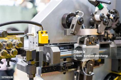 제조 공정을 위한 연속 판 성형 기계검사 및 제어 자동 및 고목적 금속 판판 굽힘 전자 센서 닫기 자동화에 대한 스톡 사진 및 기타 이미지 Istock