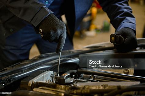 수리점 차고에서 렌치 수리 차량을 장착한 클로즈업 자동차 정비사 손 Car Show에 대한 스톡 사진 및 기타 이미지 Car Show 고객 고용과 노동 Istock