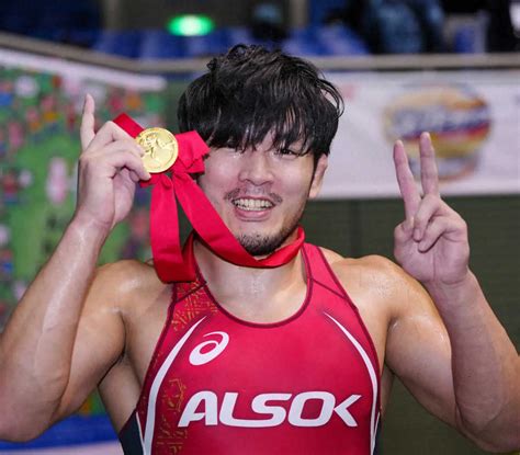 男子フリースタイル92キロ級決勝、12大会連続優勝を果たしメダルを手にポーズを決める高谷惣（撮影・木村 揚輔） ― スポニチ Sponichi