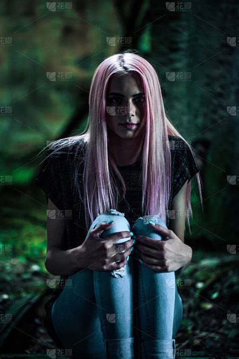 粉红色头发的时尚女孩