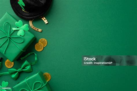 성 패트릭의 날 개념 선물 상자 레프러콘 모자 나비 넥타이 금화 말굽과 토끼풀의 상위 뷰 사진은 빈 공간이 있는 고립된 녹색 배경에 있습니다 3월에 대한 스톡 사진 및 기타