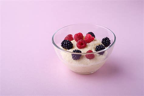 유리 그릇에 블랙 베리와 라즈베리 베리와 세몰리나 푸딩 죽 디저트 아침 식사 핑크 배경 고립 0명에 대한 스톡 사진 및 기타