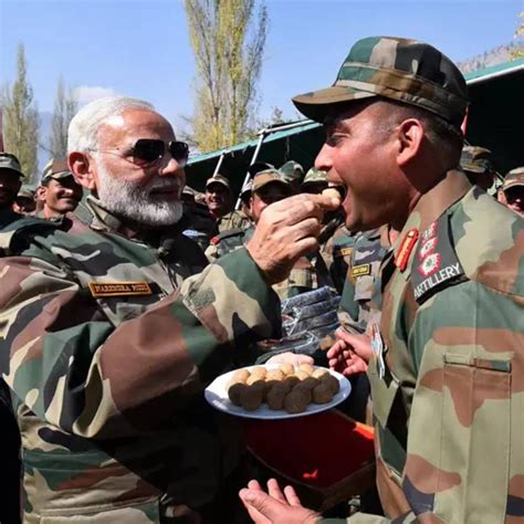 सलग 9व्या वर्षी पंतप्रधान नरेंद्र मोदी यांचं जवानांसोबत दिवाळी