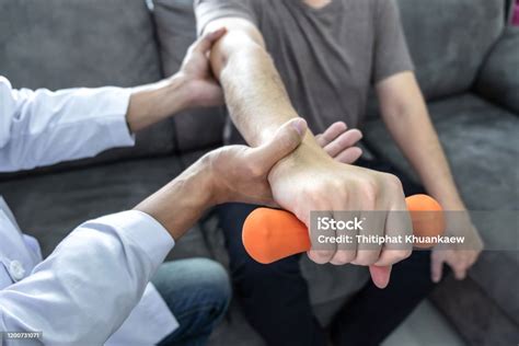 진료소에서 자신의 치료사와 물리 치료 운동을하고 팔 통증 환자를 치료 의사 물리 치료사 스포츠 물리 치료 개념 건강관리와 의술에 대한 스톡 사진 및 기타 이미지 Istock