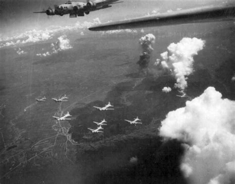 Американские бомбардировщики B-17 «Летающая крепость» бомбят румынский ...